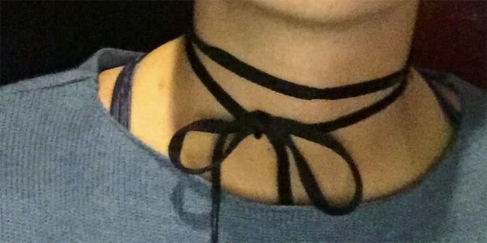 This girl wore a shoelace as a choker and the internet is loving it